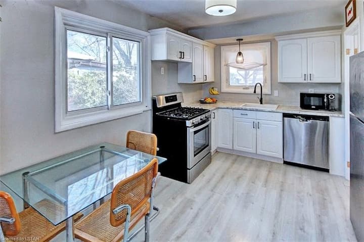 Spacious 5br Home Near Fanshawe College - London