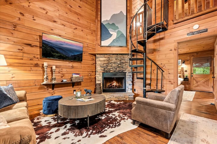 New Listing! Private Cozy Cabin With Game Loft - Townsend, TN
