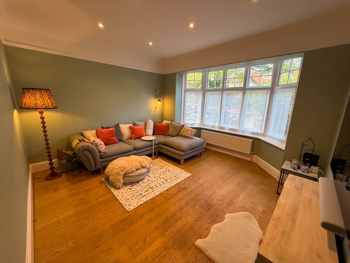 Spacious Art Deco 5br Family Home - Bournemouth