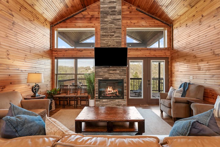 Hot Tub! Fireplace! 2 Spa Tubs! - Branson West, MO