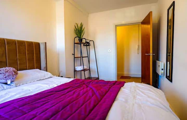Chic 2br Apartment, Central Bury - Bury