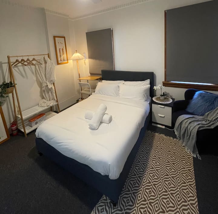 Entire Studio | City Views • Wi-fi & Netflix - Moore Park