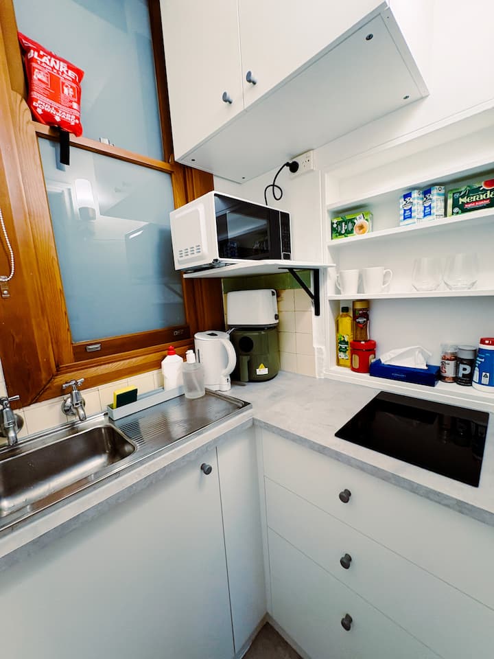 Entire Studio | City Views • Wi-fi & Netflix - Sydney