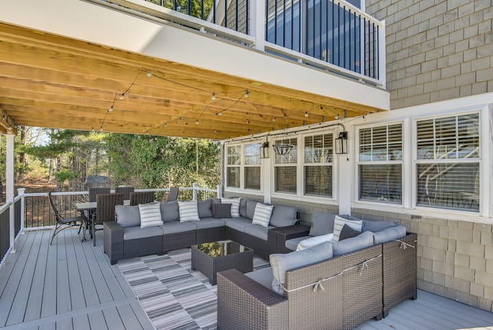 New England Cottage! Water Views & Decks - Fall River, MA