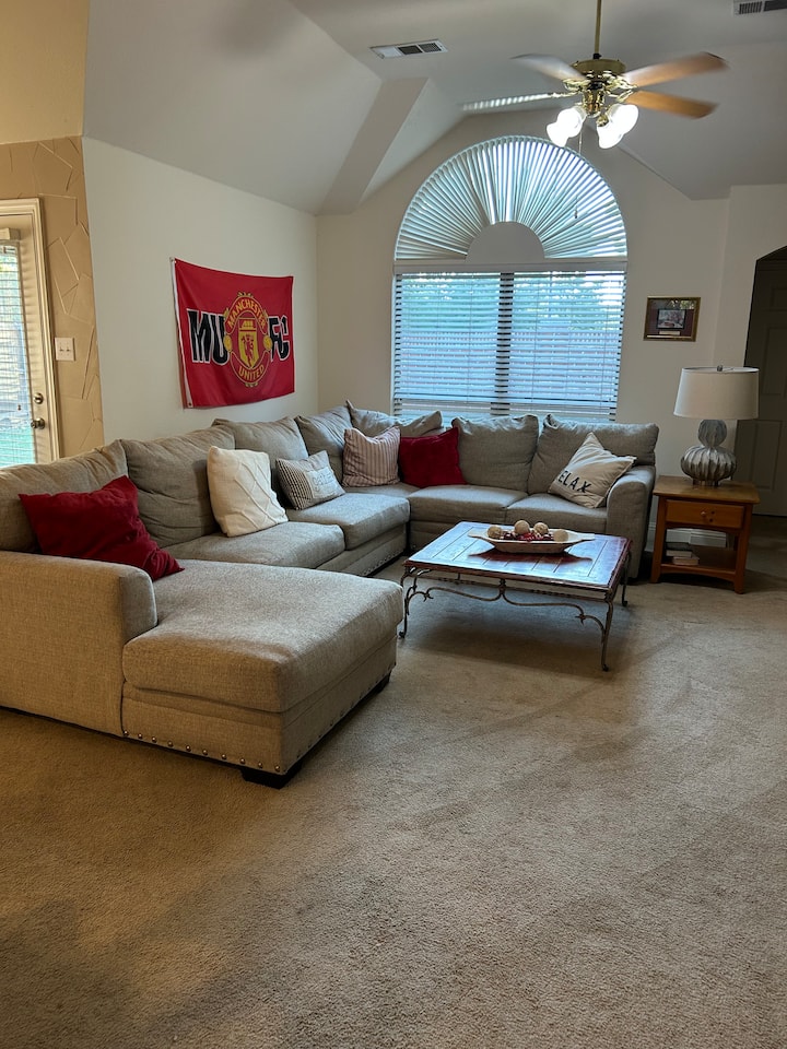 Spacious 3 Bedroom House. - Grand Prairie, TX
