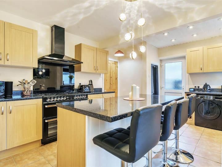 Cosy 2-bed Home With Garden & Parking Near Station - Chippenham