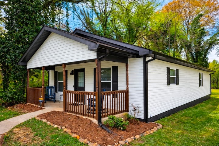 Pet-friendly Cottage Walk To Downtown - Cartersville, GA