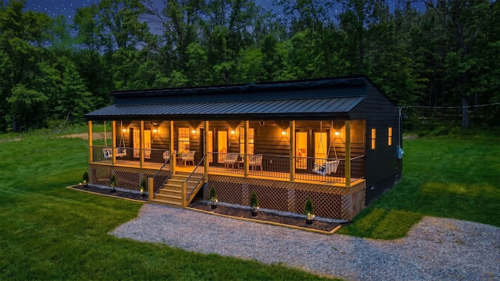 Hot Tub | King Suites | Outdoor Fireplace & Lounge - James River State Park, Gladstone