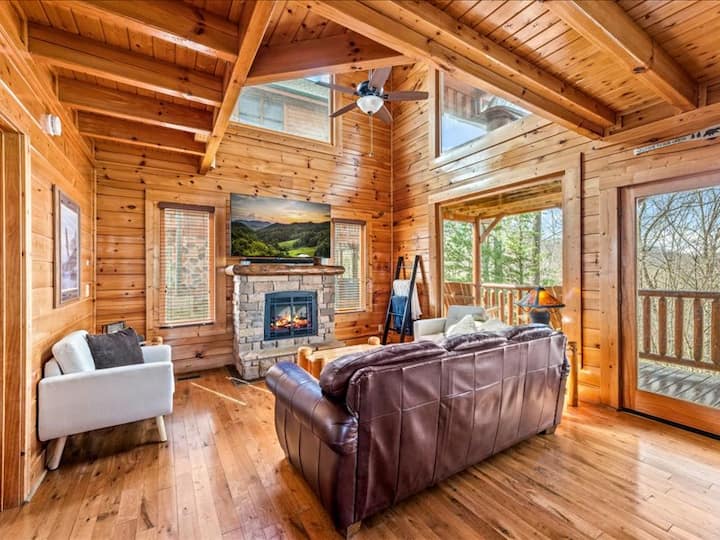 Smoky Mountain Views | 2br Cabin | Hot Tub, Game R - Tennessee