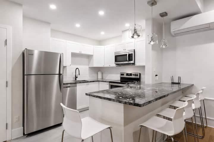 Spacious 3br Downtown + Parking - Montréal, QC