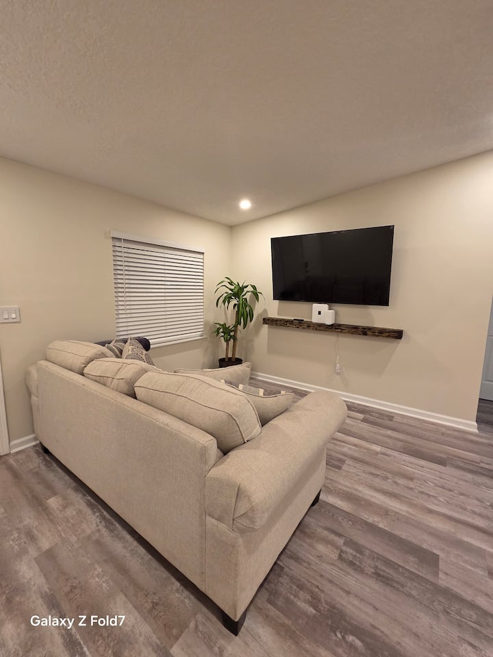 Beautiful Home With Plenty Of Parking Space. - Jacksonville, FL