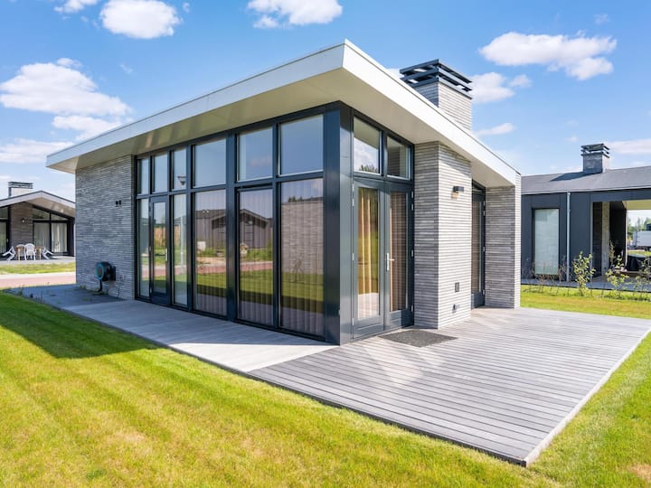 Isolé Dans La Verdure, Au Bord De L'eau. - Voorschoten