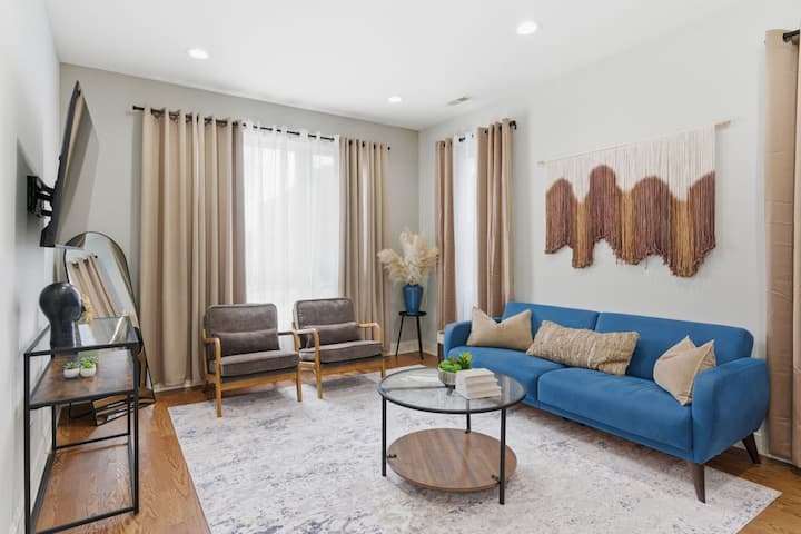 Stylish Apt + Free Parking | Close To Downtown - Wintrust Arena