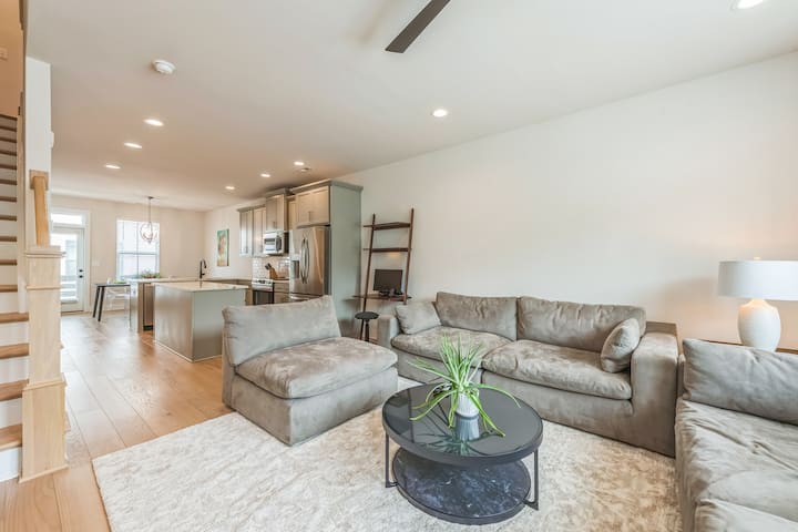 Modern Uptown Charlotte Townhouse With Garage - Charlotte, NC