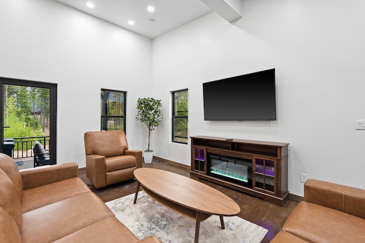 Glacier Luxury Retreat/ Green Olive Apartment 1 - West Glacier, MT