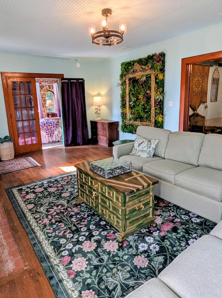 The Fairytale Cottage - Foley, AL