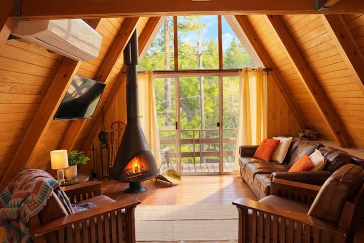 Cozy Mountain A-frame Cabin With Vintage Fireplace - 加利福尼亞