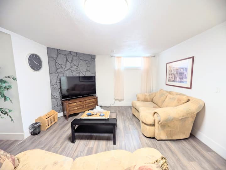 Guest Suite|private 2br|wi-fi|kitchen|near Airport - Calgary