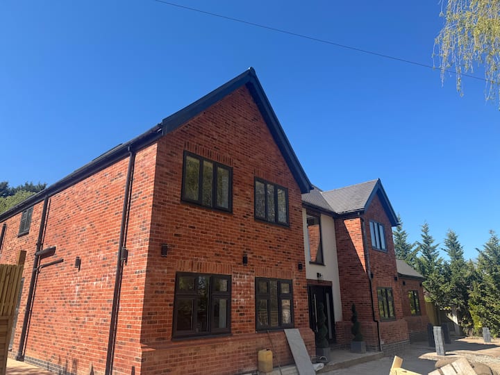 Luxury Bespoke 5 Bedroom High End Property - Warwick
