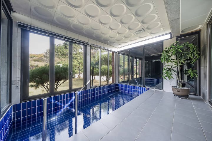 휴림풀빌라 A
실내 수영장  
경주월드 황리단길 
차 5~10분
개별바베큐 가능
조식서비스 - Gyeongju-si