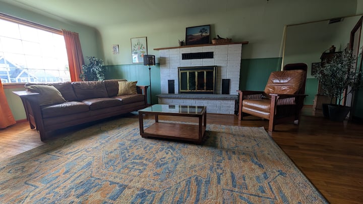 Funky Home In The Heart Of South Tacoma - Steilacoom, WA