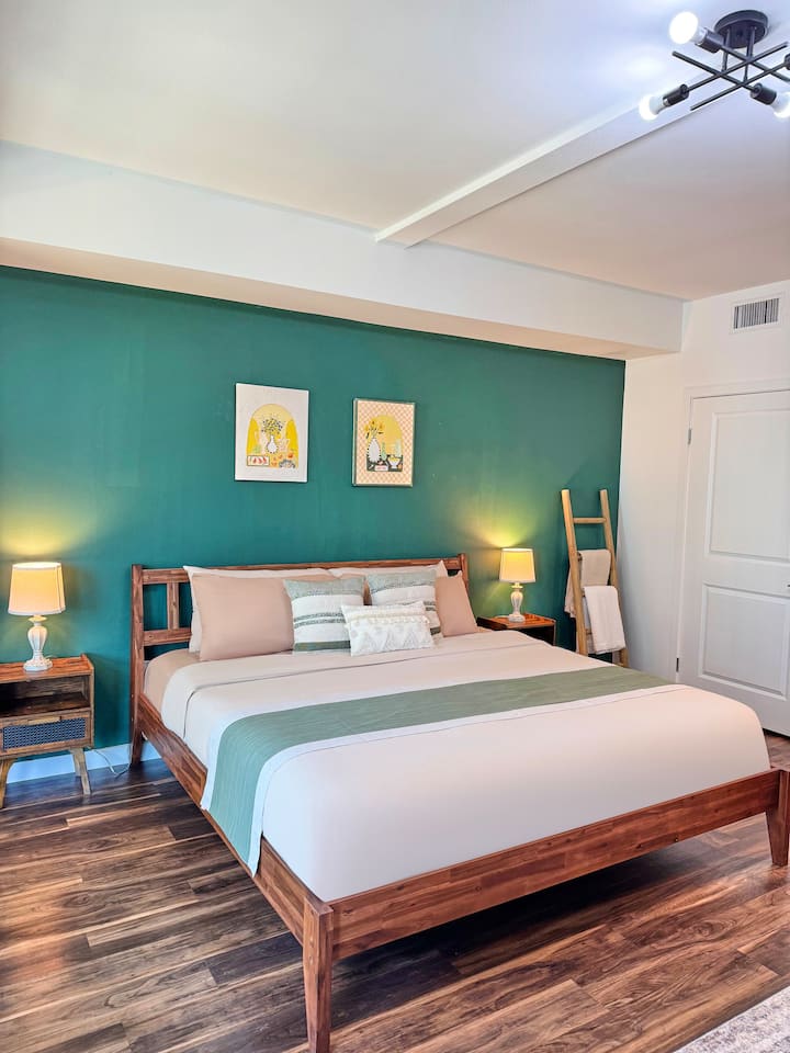 Heart Of Hollywood, Free Parking, Pool, Gym - West Hollywood, CA