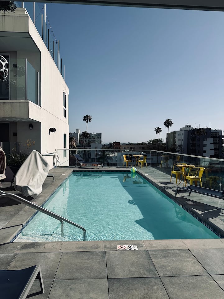 Hollywood Gem + Cozy Stay + Free Parking - West Hollywood, CA