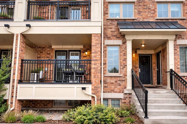 Luxury Oakville Townhome | 2br 2ba Balcony Parking - Oakville
