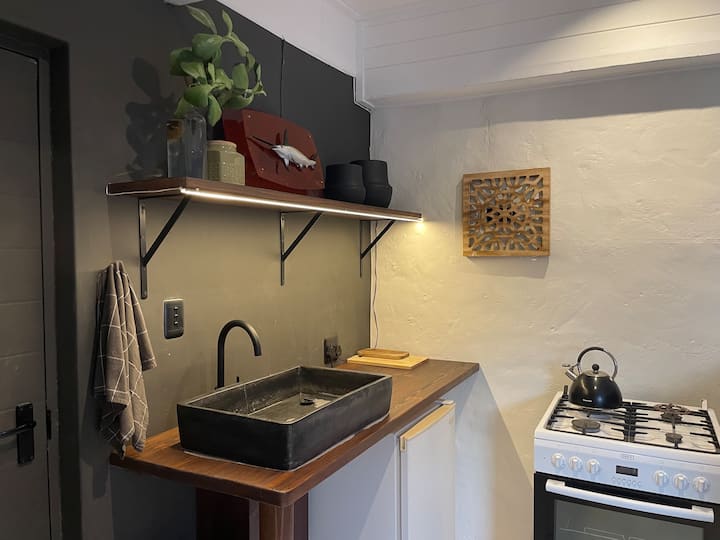 The Hideaway | Private Garden Cottage Near Beach - Pringle Bay