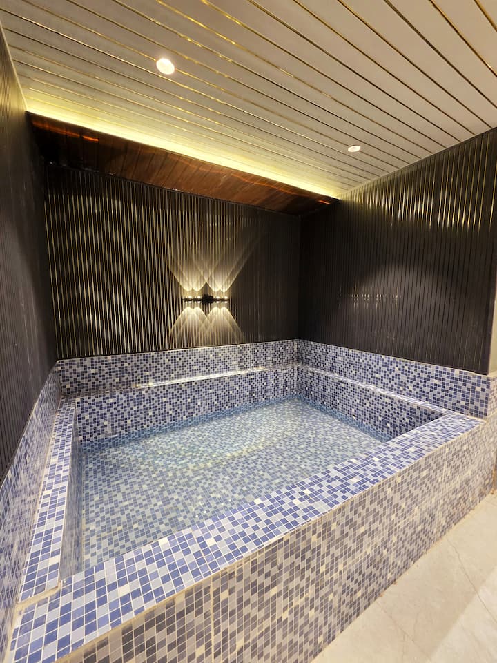 Serene Pool Suite - Lucknow