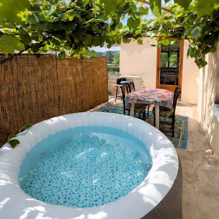Gite En Sud-ardèche Avec Jacuzzi - Labeaume