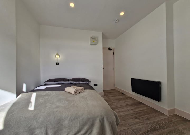 Studio - Sleeps 2 - Wifi - Free Secure Parking - London