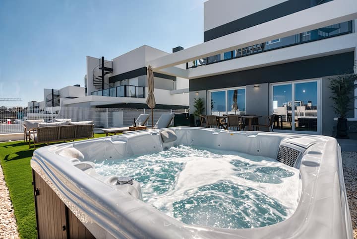 Stunning House | 3br | Hot Tub | Wifi | Parking - 베니도름