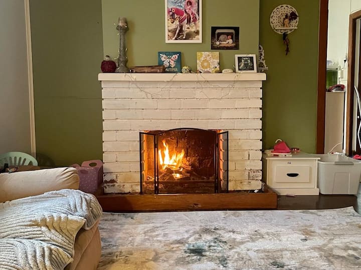 Cozy Country Home, Fireplace, Bath, Sunroom & Cat - Orbost