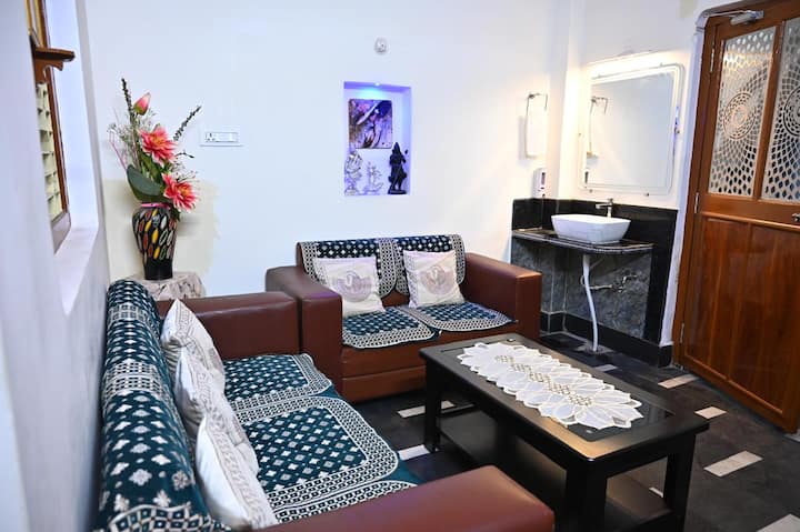Shri Jee Kunj Homestay | Family Ac Room - Mughalsarai