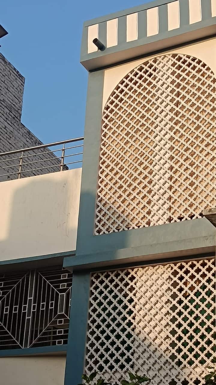 Shri Jee Kunj Homestay | Family Ac Room - Mughalsarai