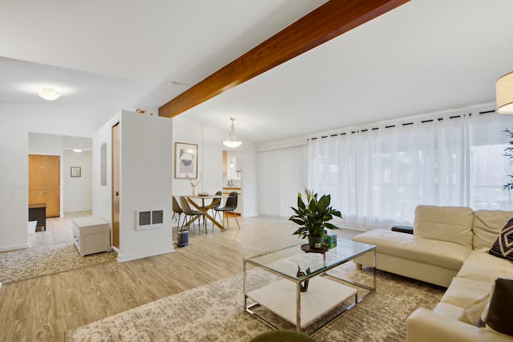 Bellevue Downtown Walkable + Free Parking - Bellevue, WA