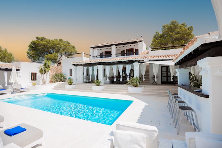 Luxury Villa Serenity
Your Private Oasis In Ibiza - Ibiza