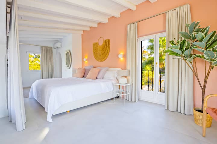 Luxury Villa Serenity
Your Private Oasis In Ibiza - Islas de Ibiza