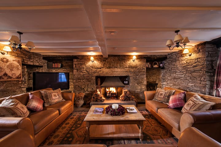Thornhill House - Historic 5 Bed 5 Ensuite - カランダー