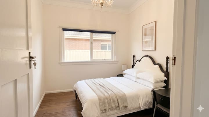 Private Room • Double Bed • Desk • Self Check-in - Gordon