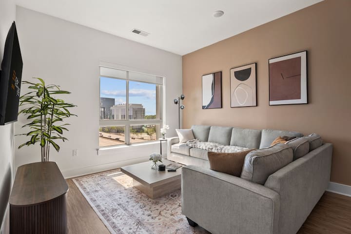 Skyline Suite | Free Parking, Pool, City Views - Charlotte, NC