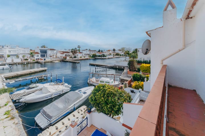 3br Townhouse With Canal View, Parking & Wifi - Empuriabrava