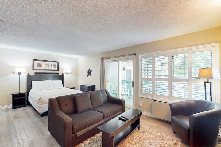 Cozy Bm Studio | Pool, Hot Tub, Tennis - Thornbury