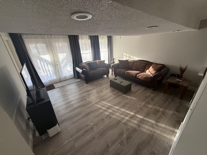 Private King Suite Near Kc World Cup & Royals - レブンワース, KS