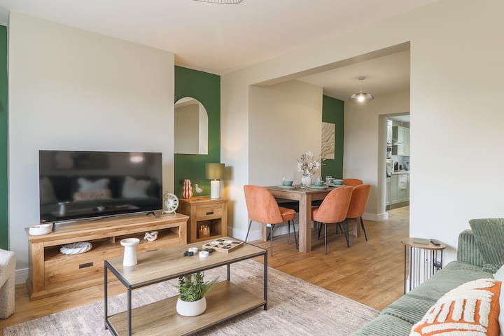 Perfect Booking | 4 Bed Home With Garden Dining - South Wales