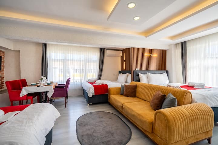 Apartment With Kitchen Located In A Historic Area. - Estambul