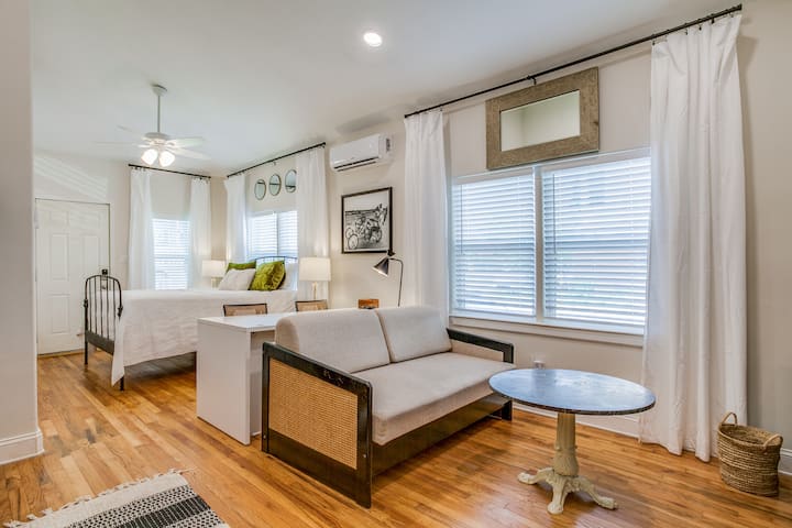 Updated Central Studio Next To Best Texmex In Town - Dallas, TX