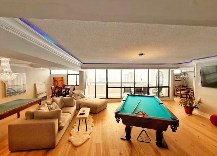 Luxury Penthouse | Skyline View | Sleeps 10 - London