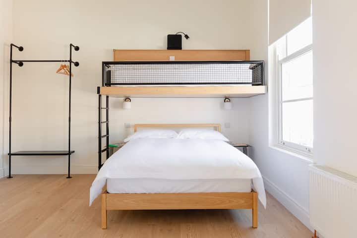 Spacious Double Room + Bunk, Close To City - Belfast
